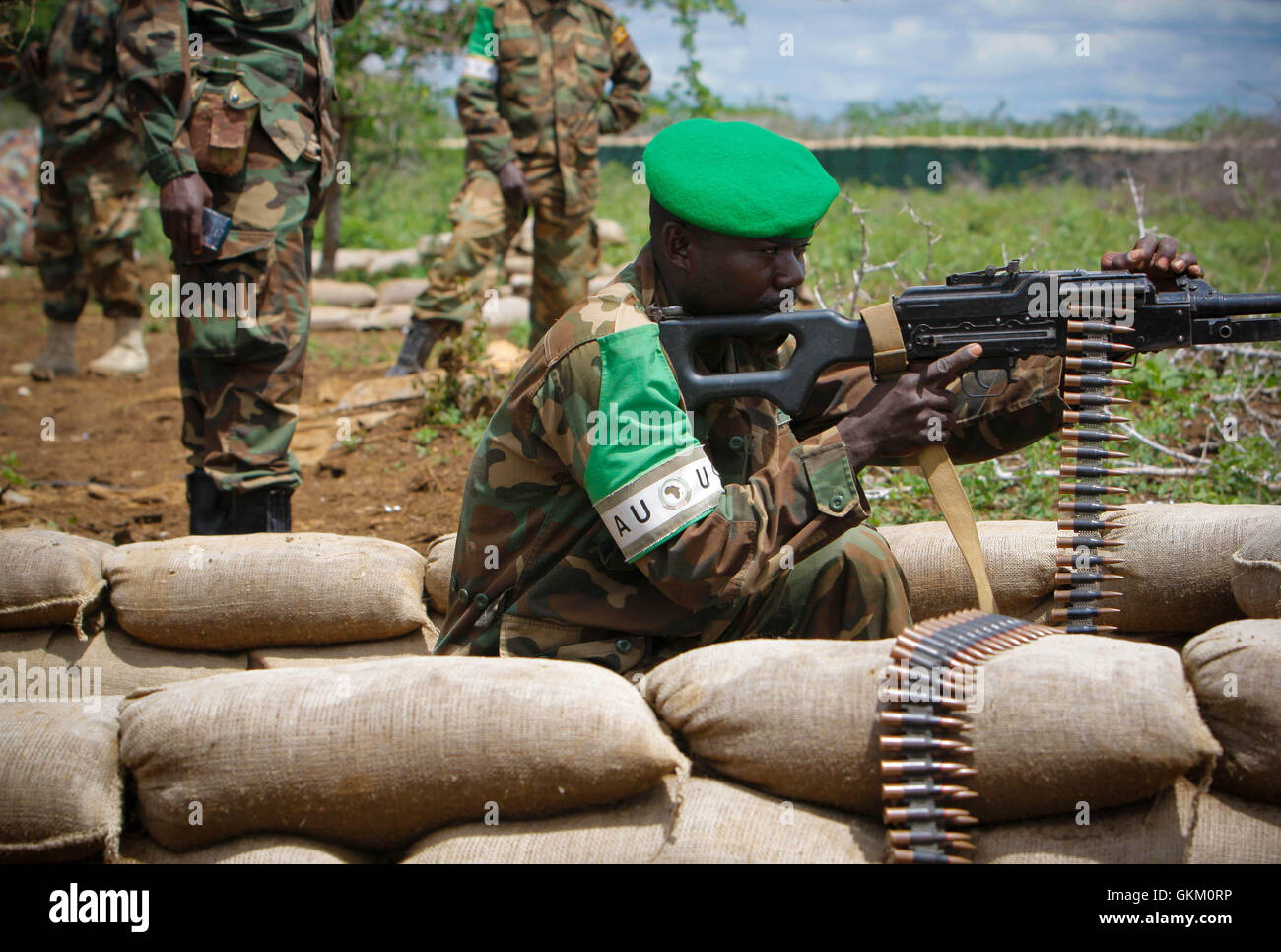 Ugandan and Burundian AMISOM soldiers establish defensive positions ...
