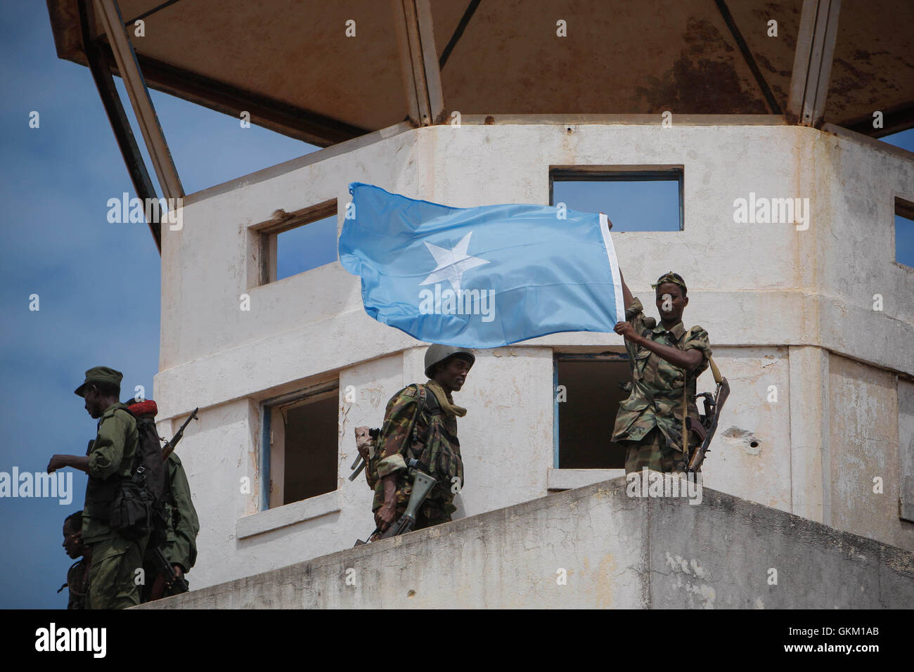 Somali National Army and Ras Kimboni militia soldiers celebrate the ...