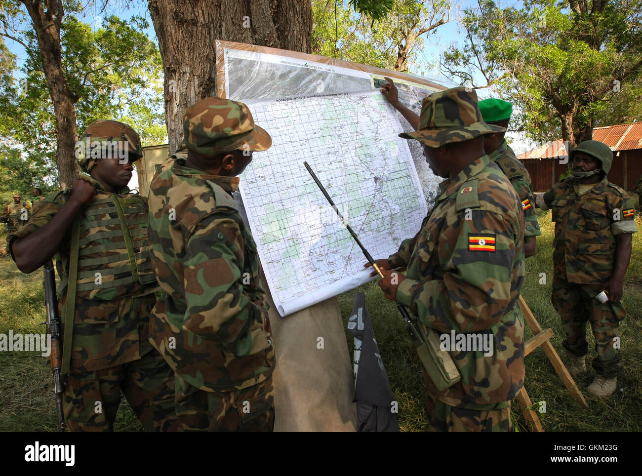 AMISOM and Somali National Army (SNA) forces study a map in Jawhar ...
