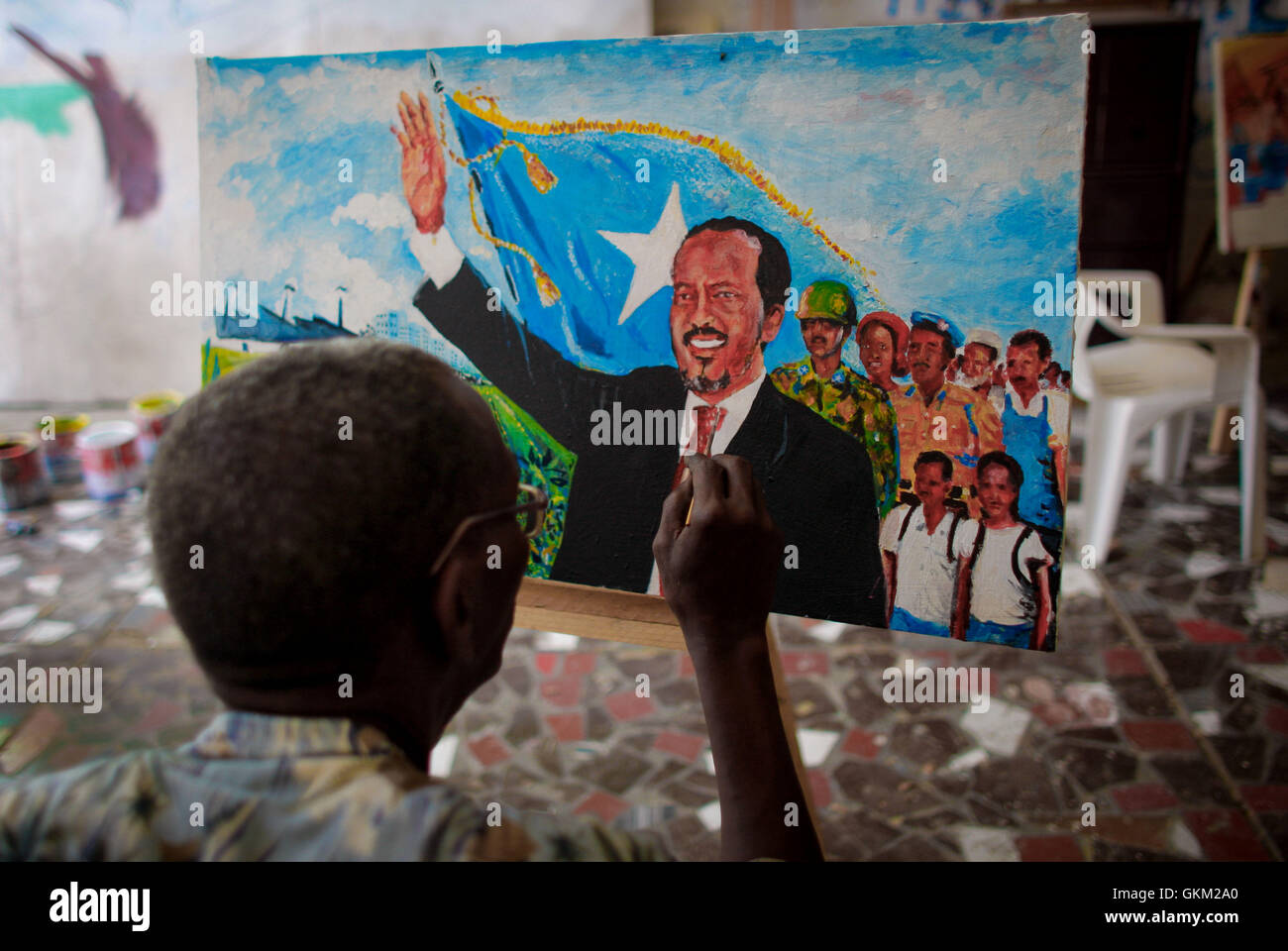 A Somali artist paints an impression of President Hassan Sheikh Mohamud ...