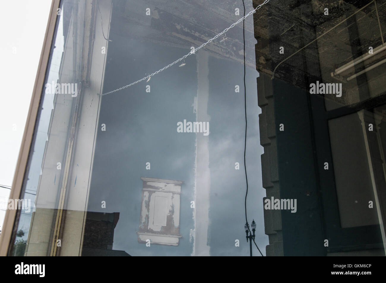 Empty shop front window hi-res stock photography and images - Alamy