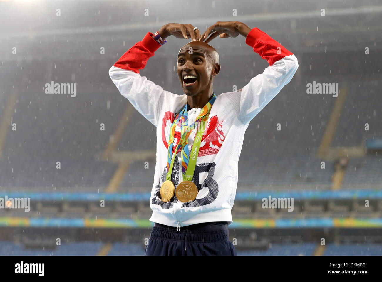 Great Britain's Mo Farah celebrates with his gold medals after winning ...