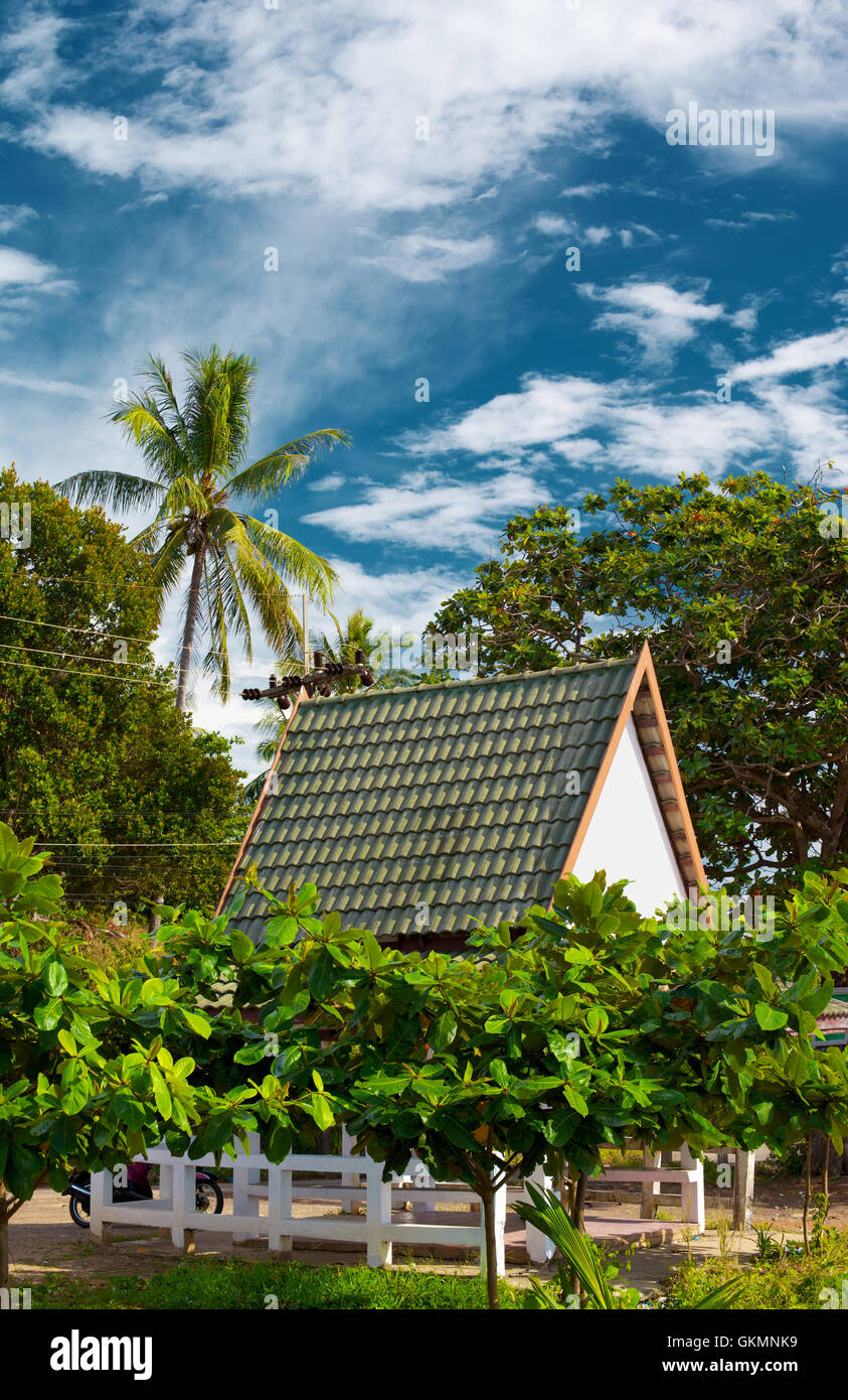Tropical straw roof hut hi-res stock photography and images - Alamy