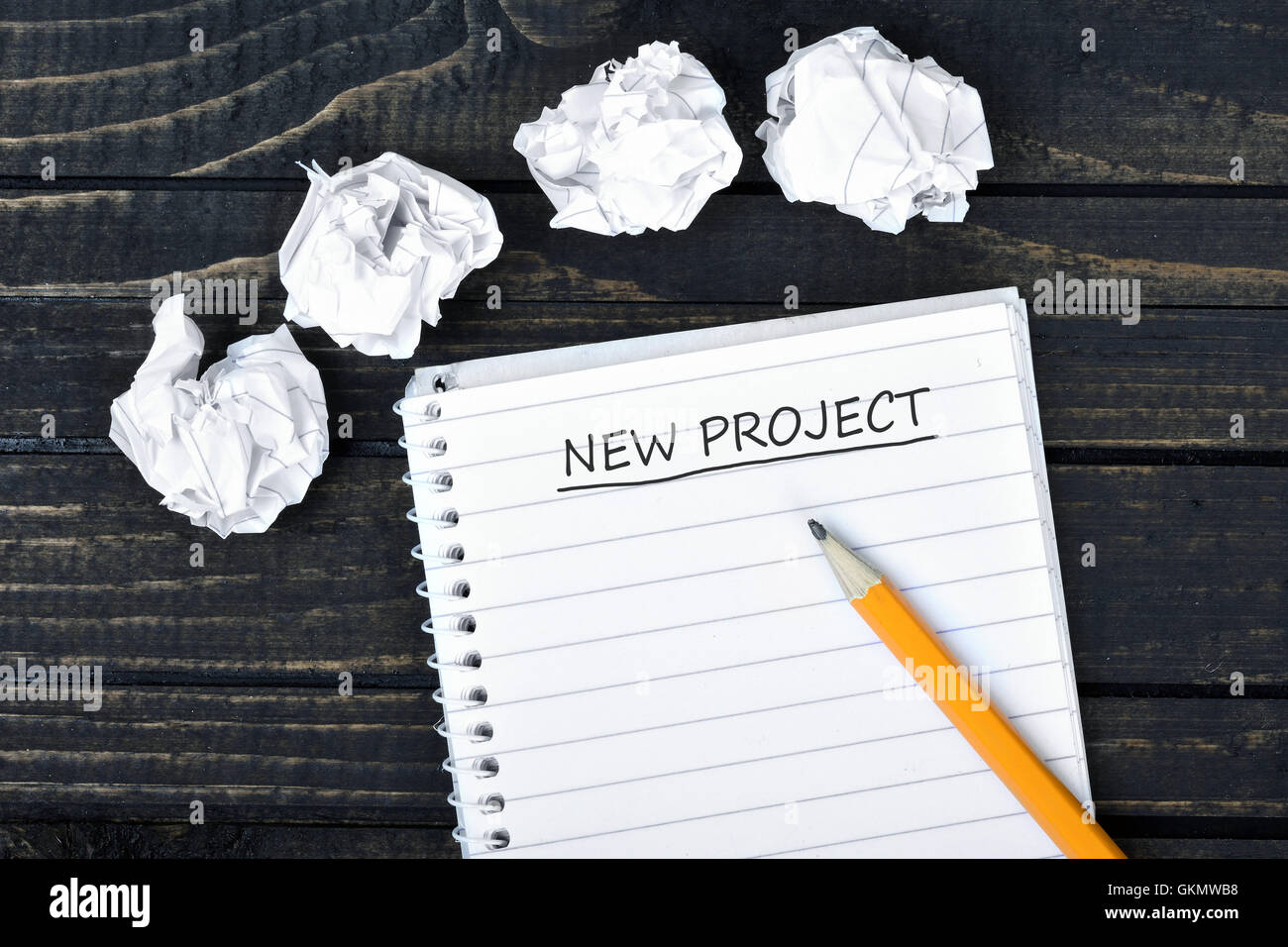 New project text on notepad and crippled paper Stock Photo - Alamy