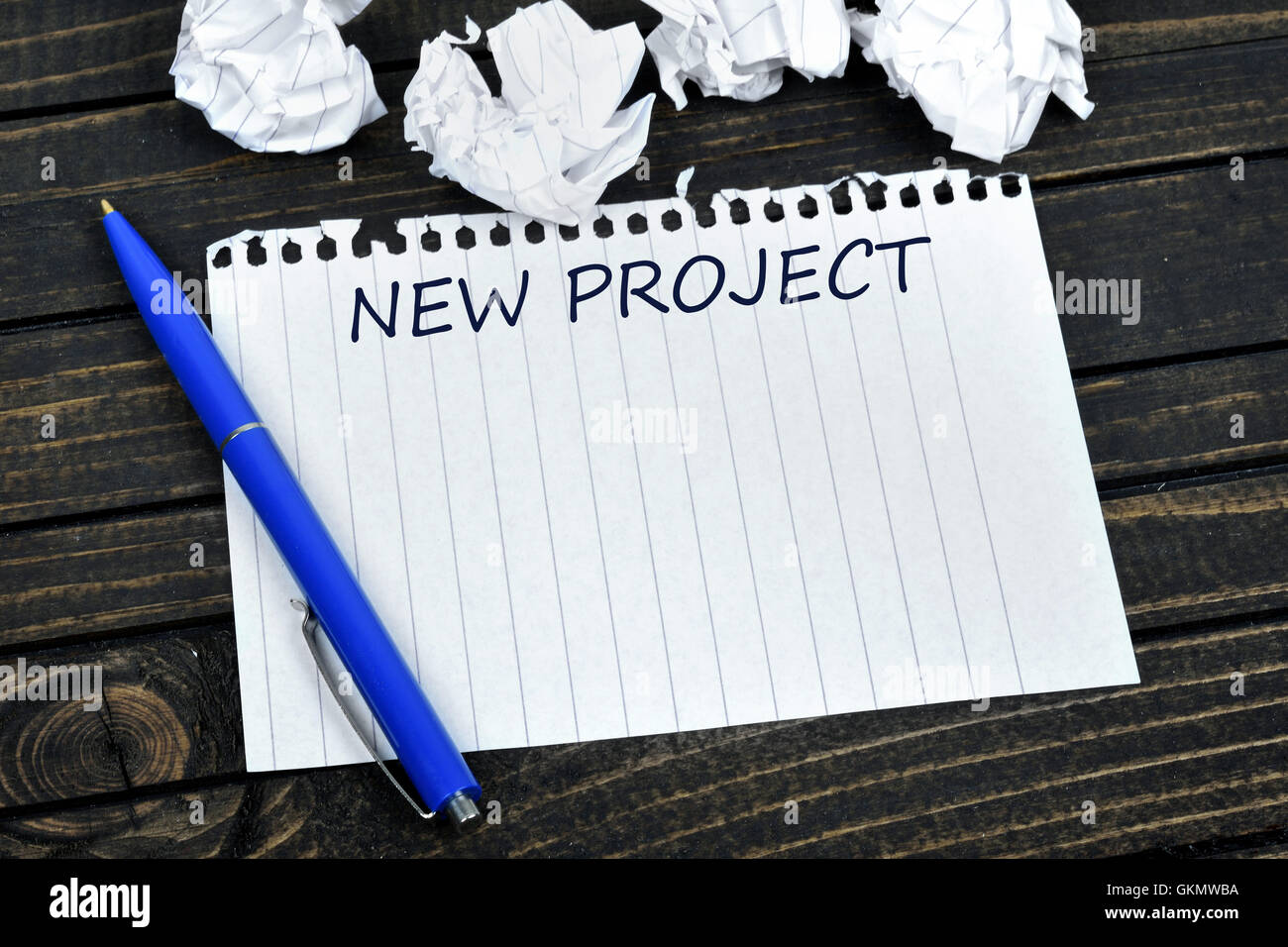 New project text on notepad and crippled paper Stock Photo - Alamy