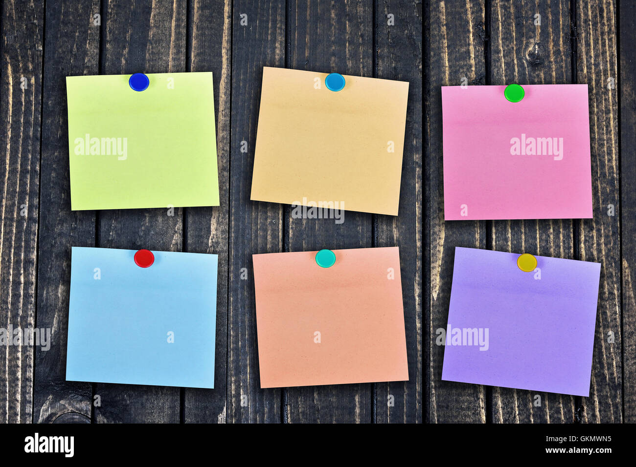 Many empty note on wooden wall Stock Photo - Alamy