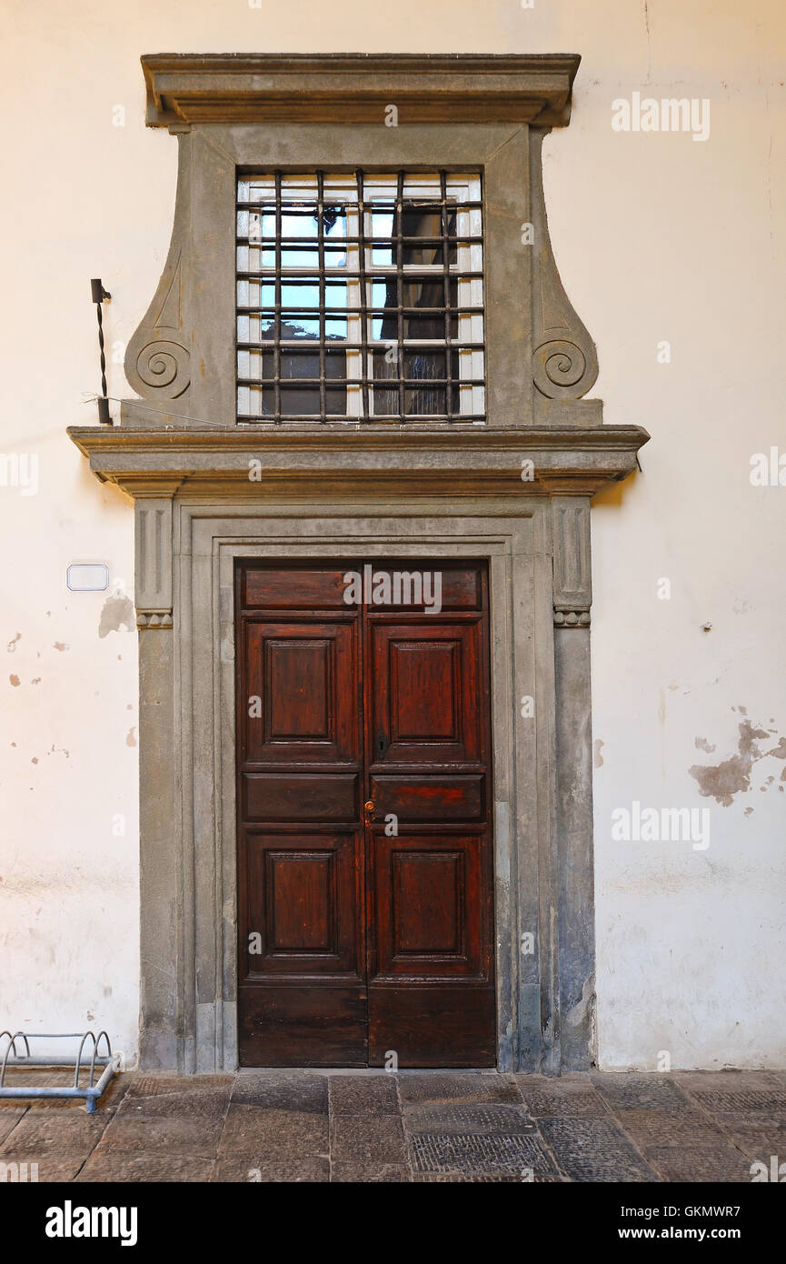 Medieval keyhole window hi-res stock photography and images - Alamy
