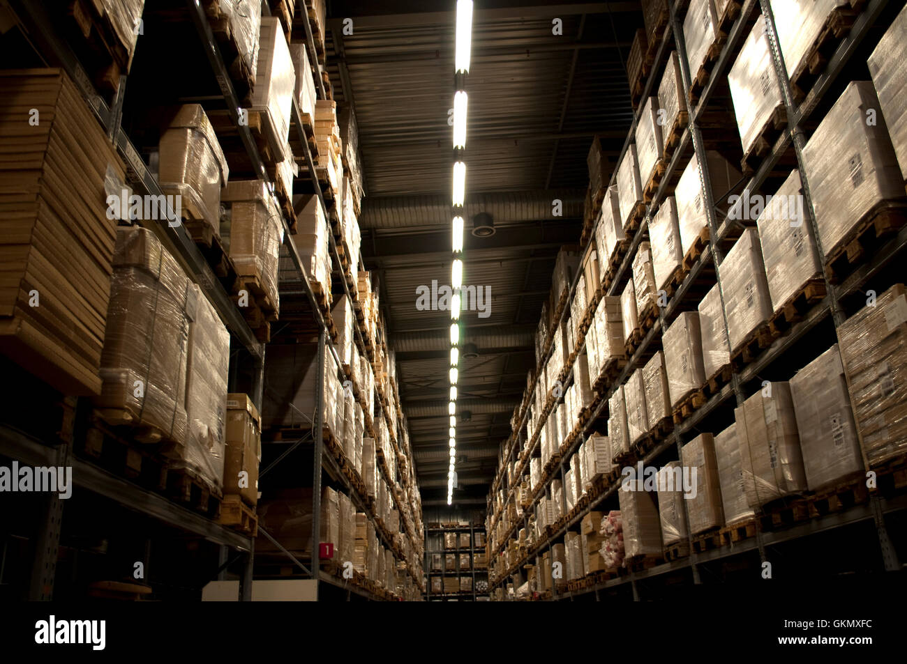 Truck in container depot wharehouse hi-res stock photography and images ...