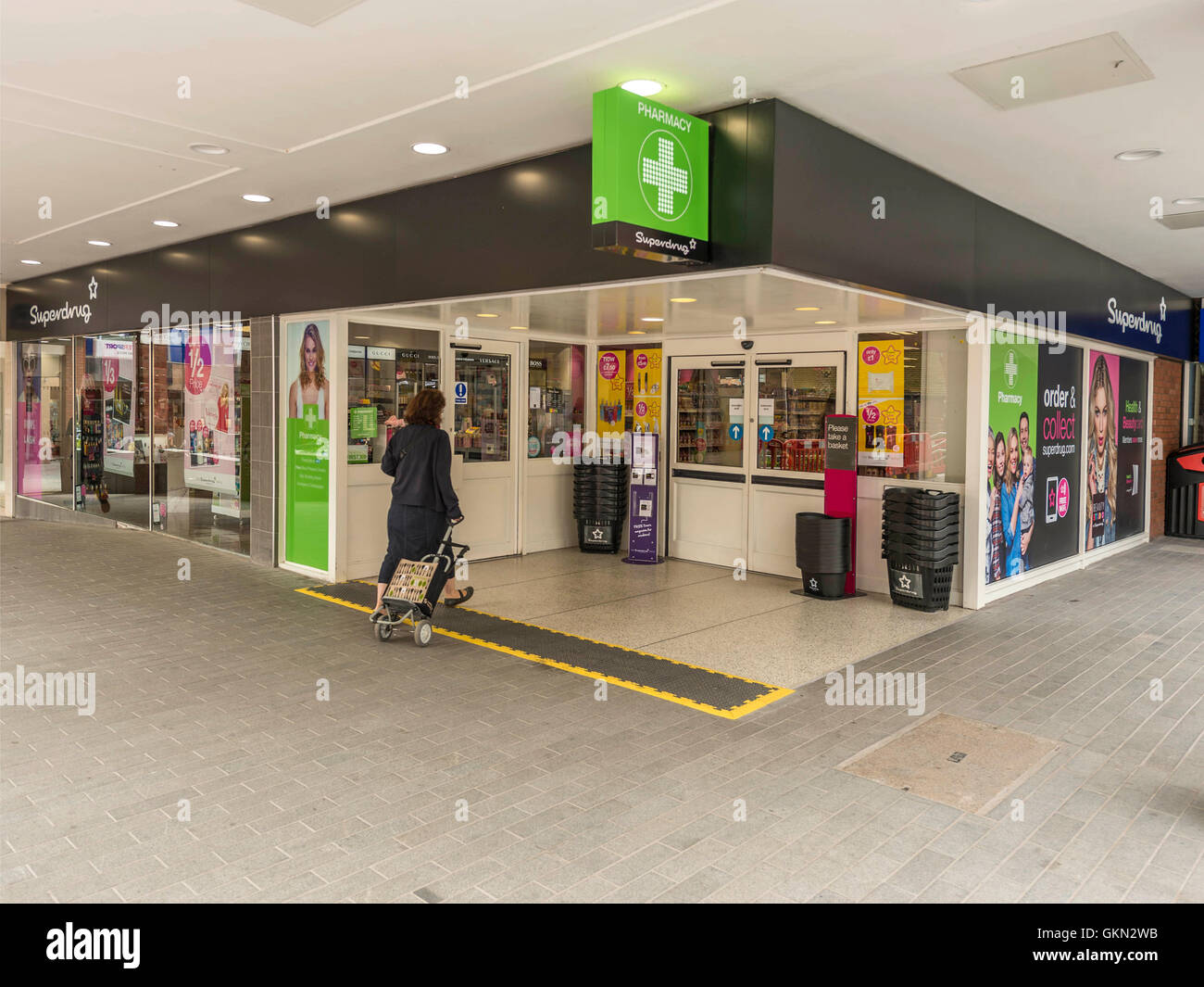 Shopping spree electrical goods hi-res stock photography and images - Alamy