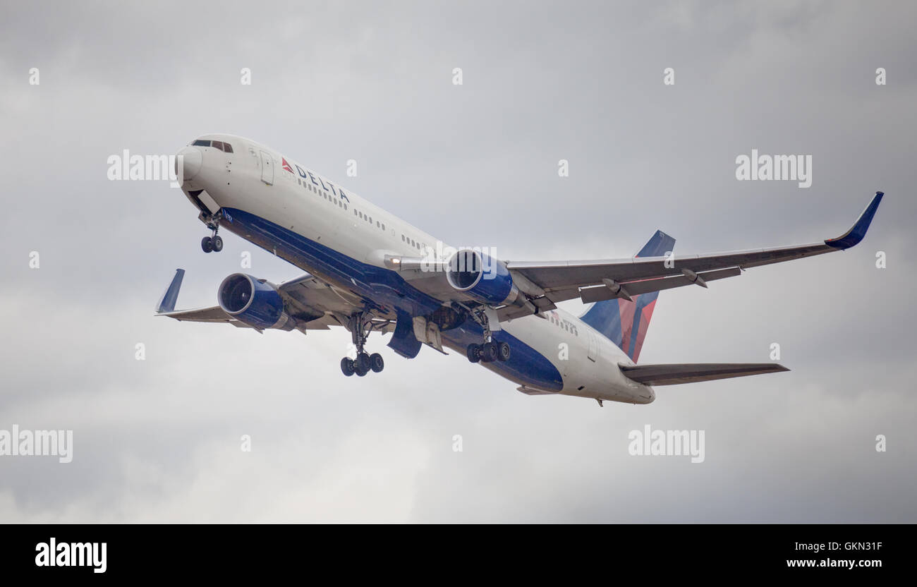 Delta air lines boeing 767 taking off hi-res stock photography and ...