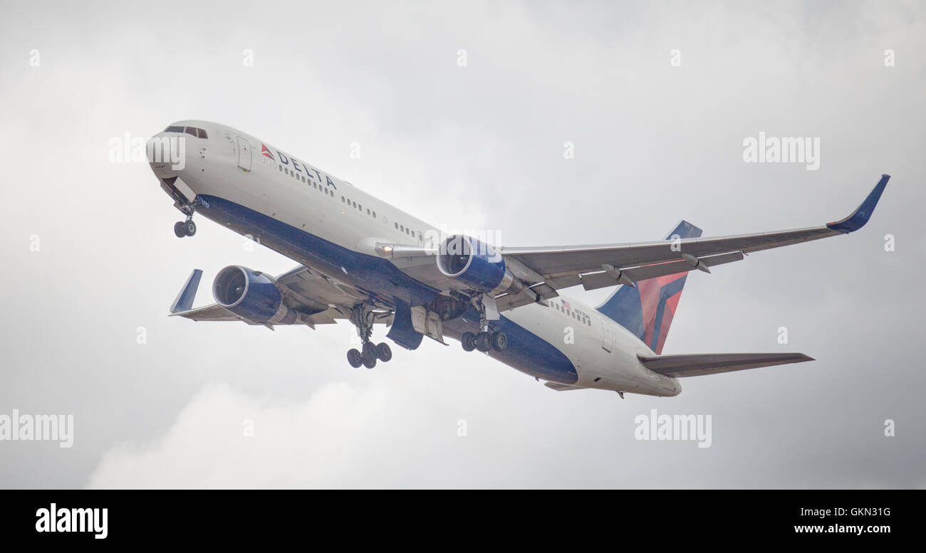 Delta jet taking off hi-res stock photography and images - Alamy
