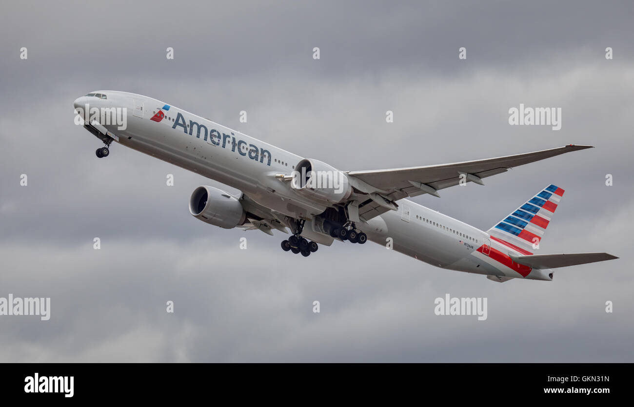 American Airlines Boeing 777 N726AN taking off from London-Heathrow ...