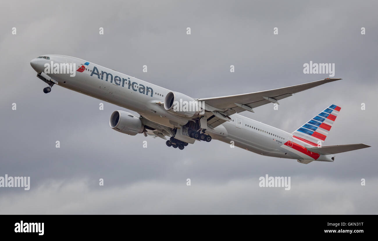 American Airlines Boeing 777 N726AN taking off from London-Heathrow ...