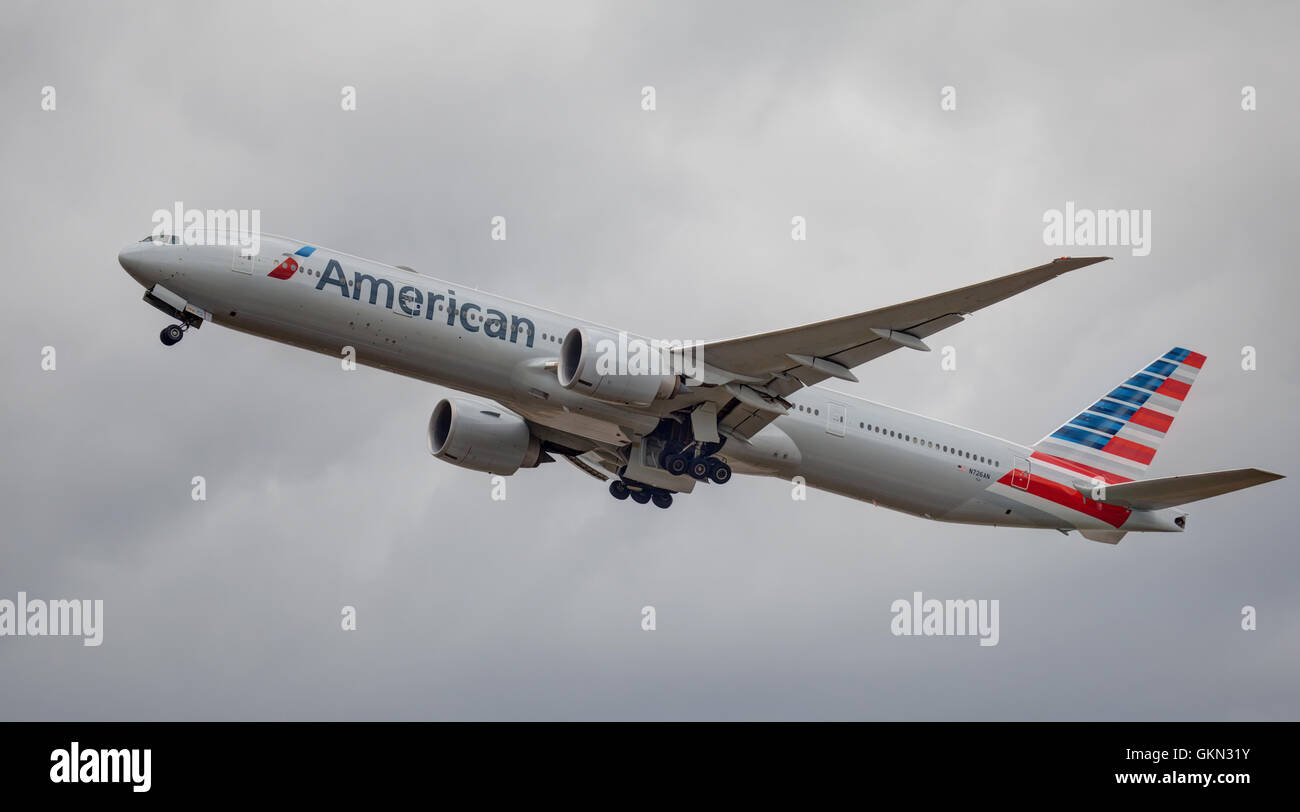 American Airlines Boeing 777 N726AN taking off from London-Heathrow ...