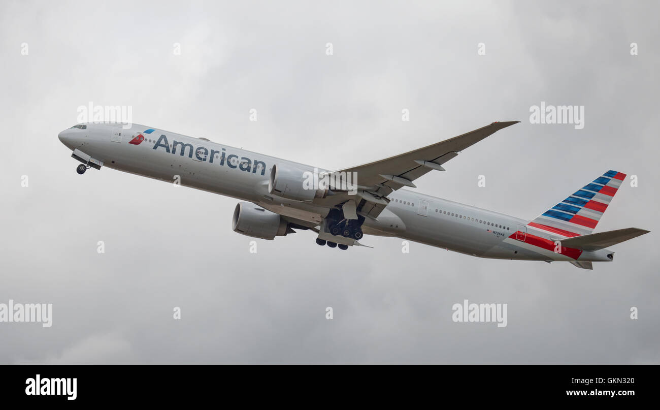 American Airlines Boeing 777 N726AN taking off from London-Heathrow ...