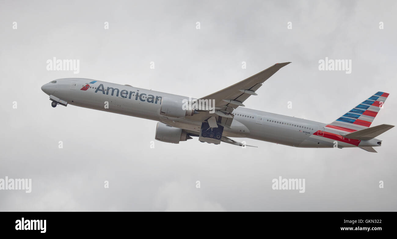 American Airlines Boeing 777 N726AN taking off from London-Heathrow ...