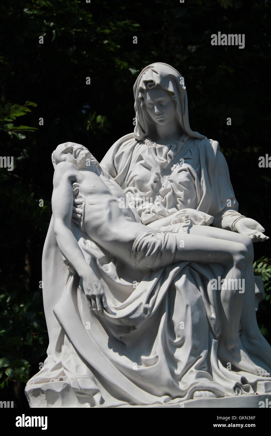 Holy mary statue cutout hi-res stock photography and images - Alamy