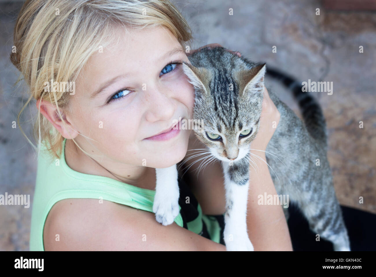 Child holding cat Stock Photo - Alamy