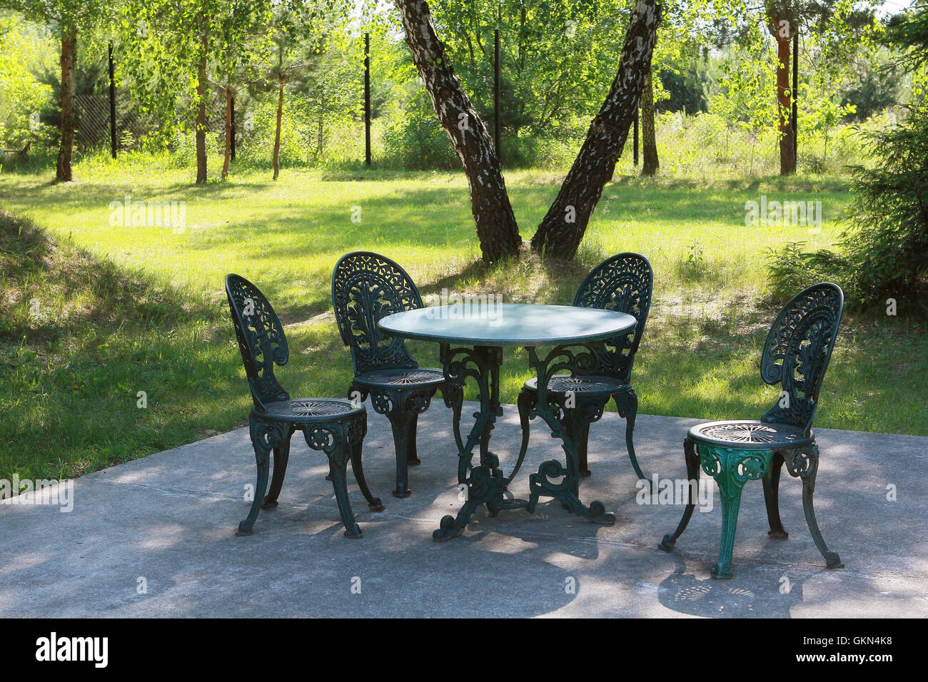 Four empty chairs shade hi-res stock photography and images - Alamy