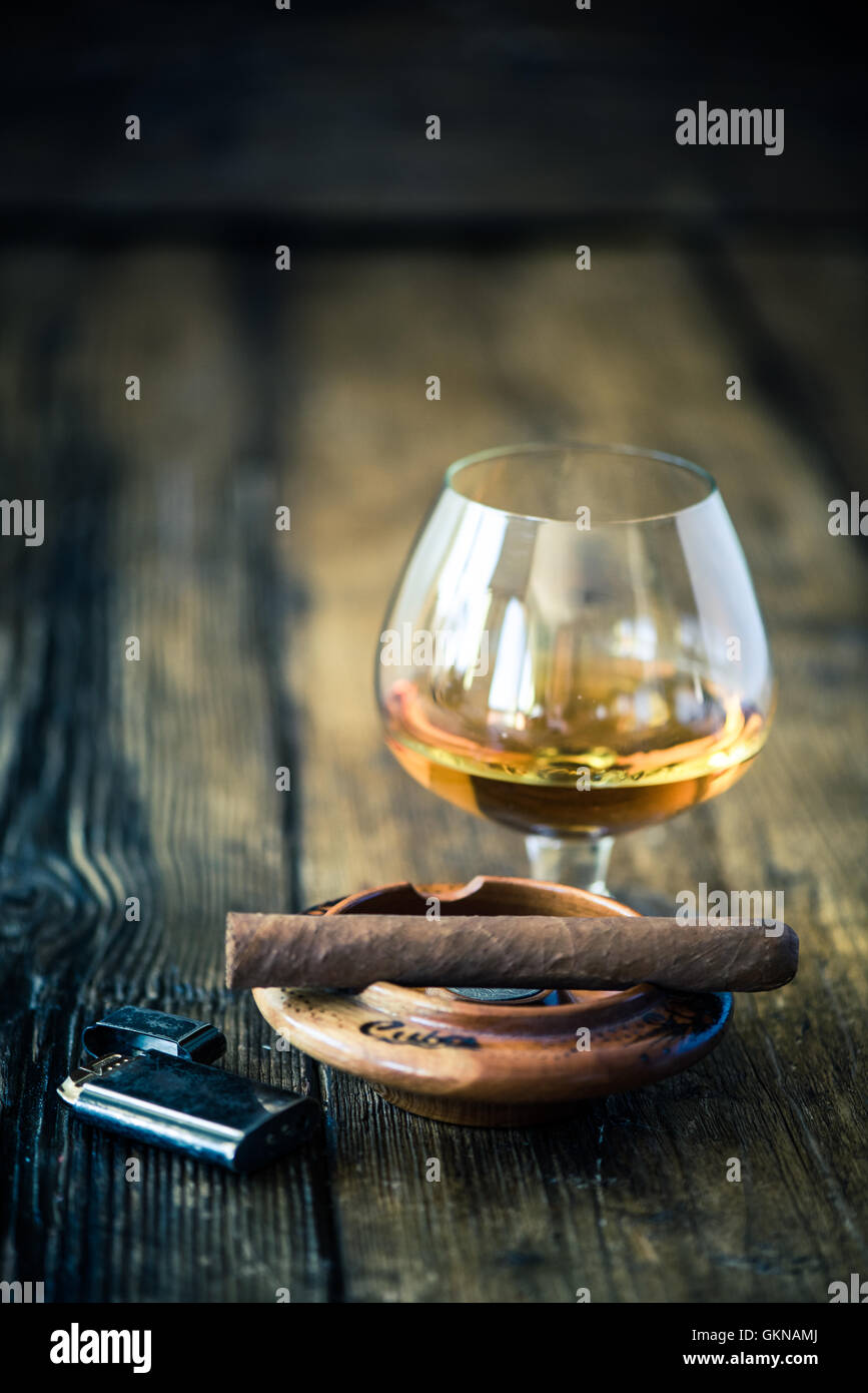hand rolled cuban cigar and glass of rum or cognac Stock Photo - Alamy
