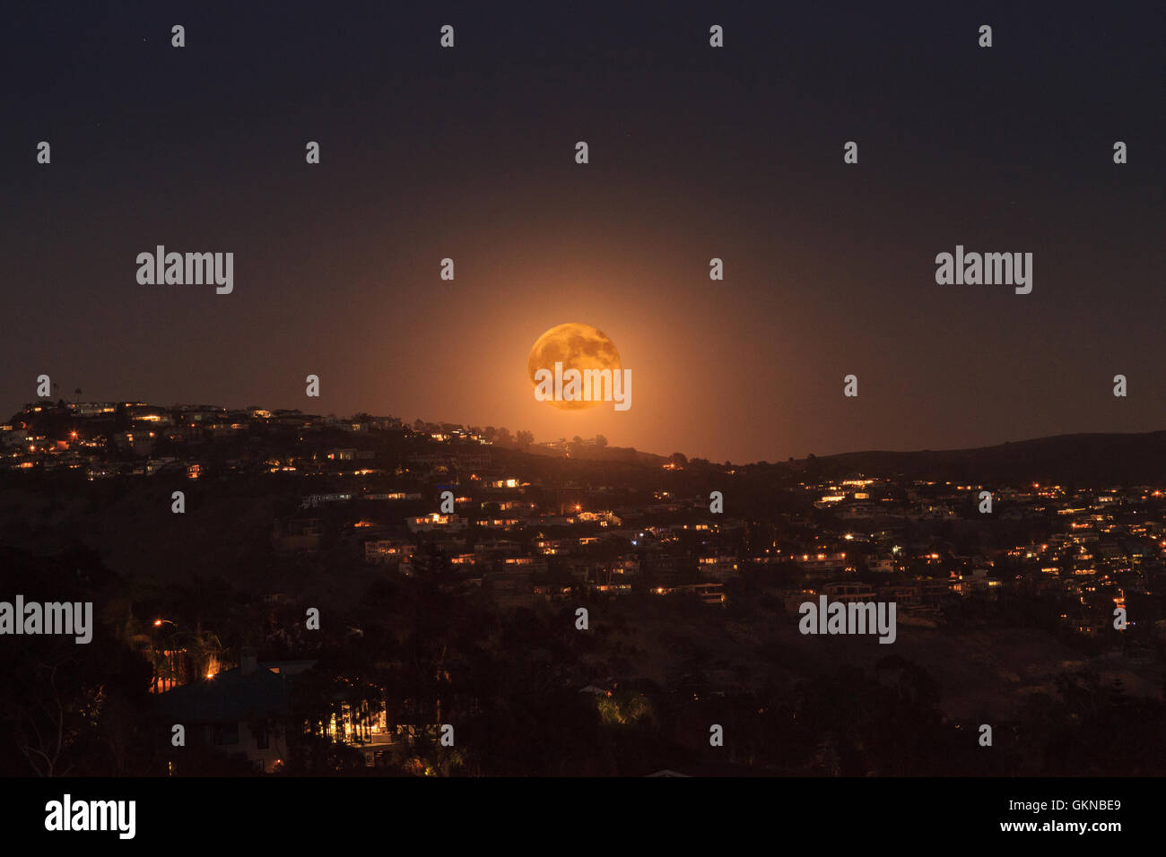 Moonrise of a full moon over the coastline of Laguna Beach, California ...