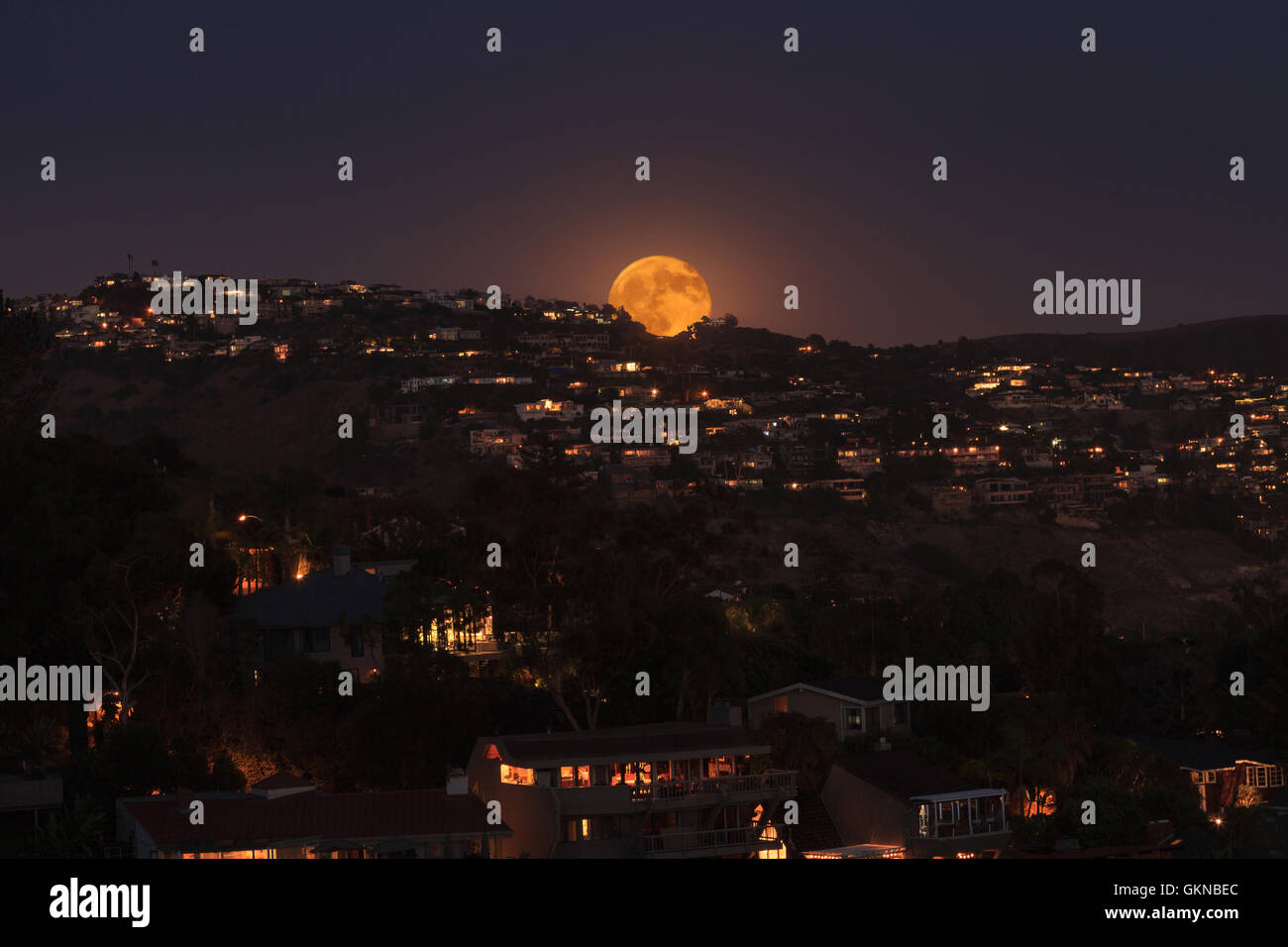 Moonrise of a full moon over the coastline of Laguna Beach, California ...