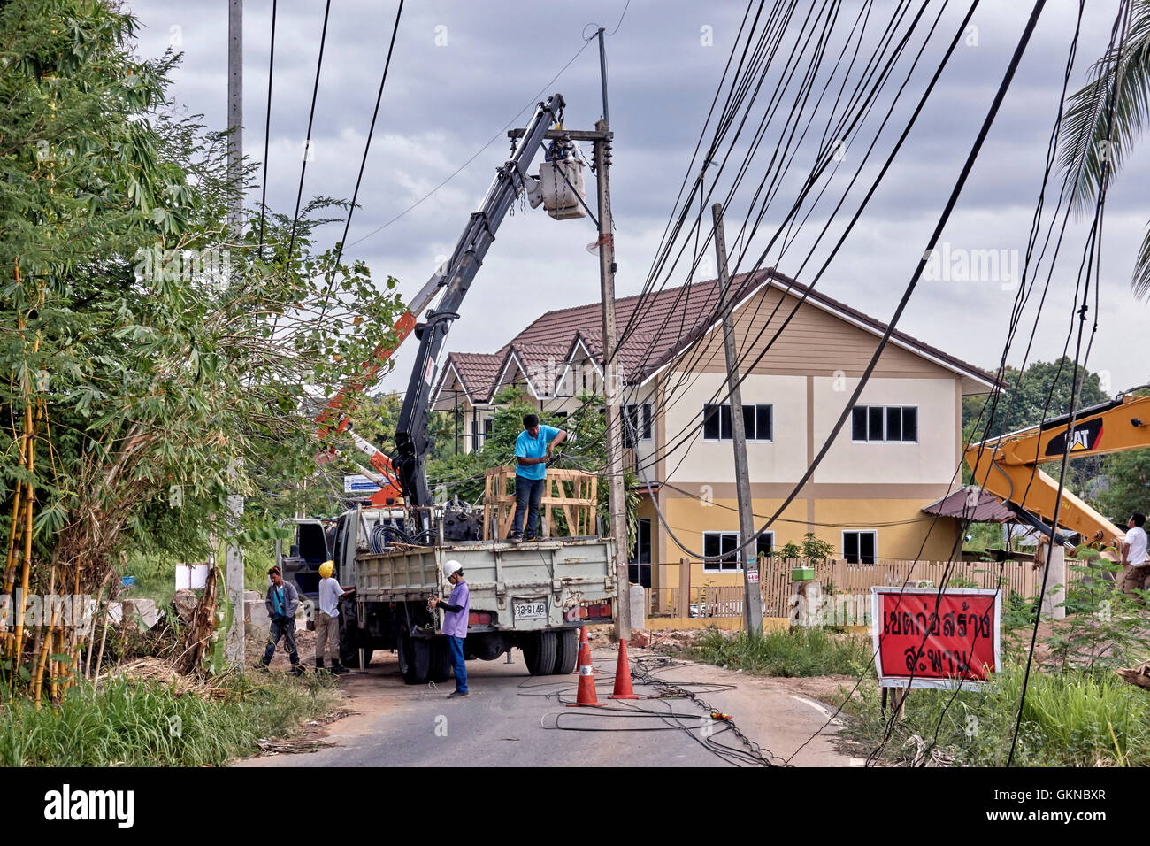 Cable lineman hi-res stock photography and images - Alamy