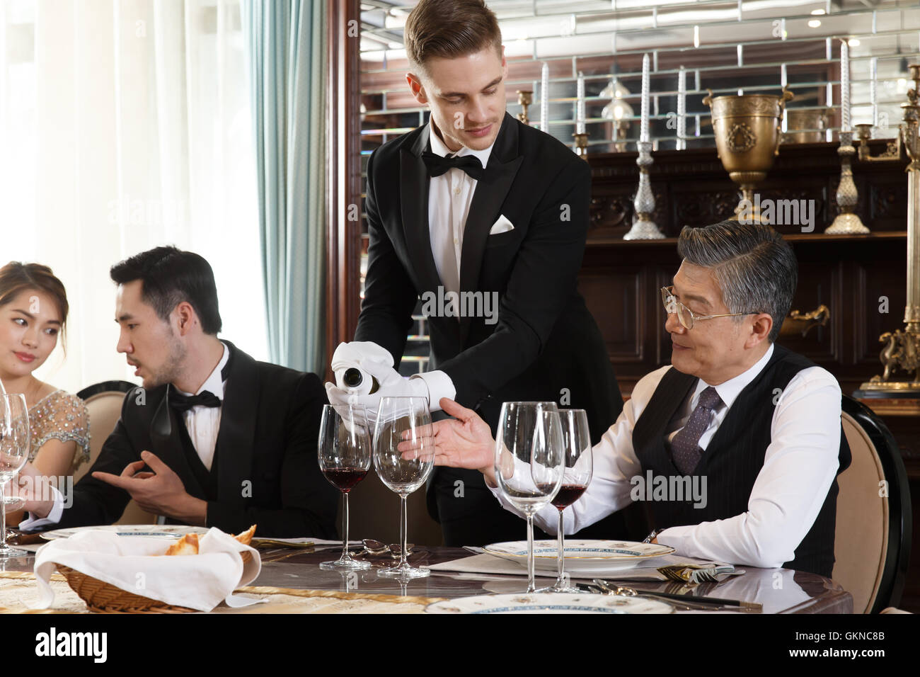 Families at dinner table hi-res stock photography and images - Alamy