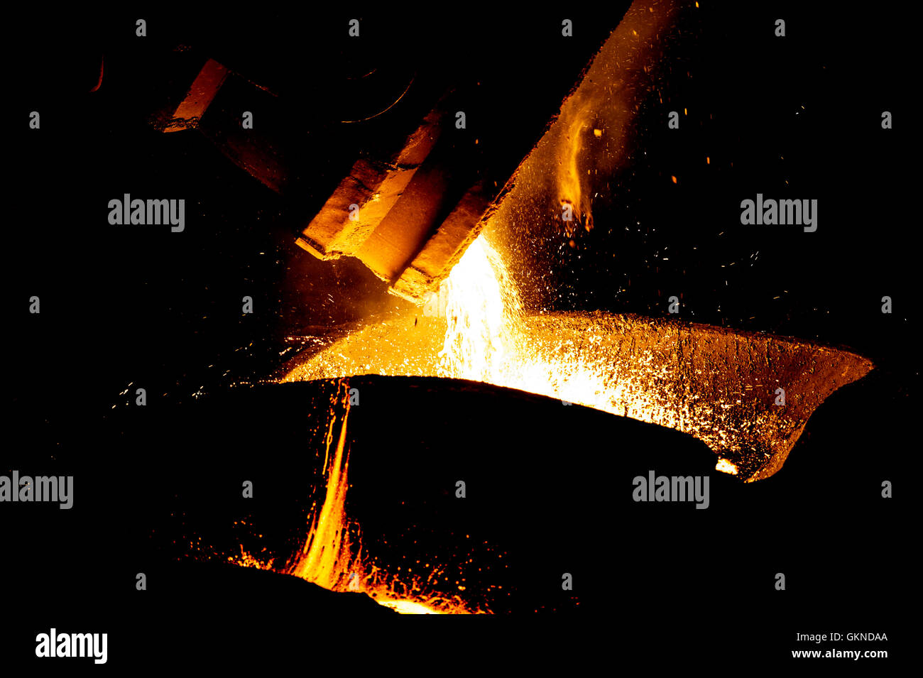 Metal industry steel mill heat pouring hi-res stock photography and ...