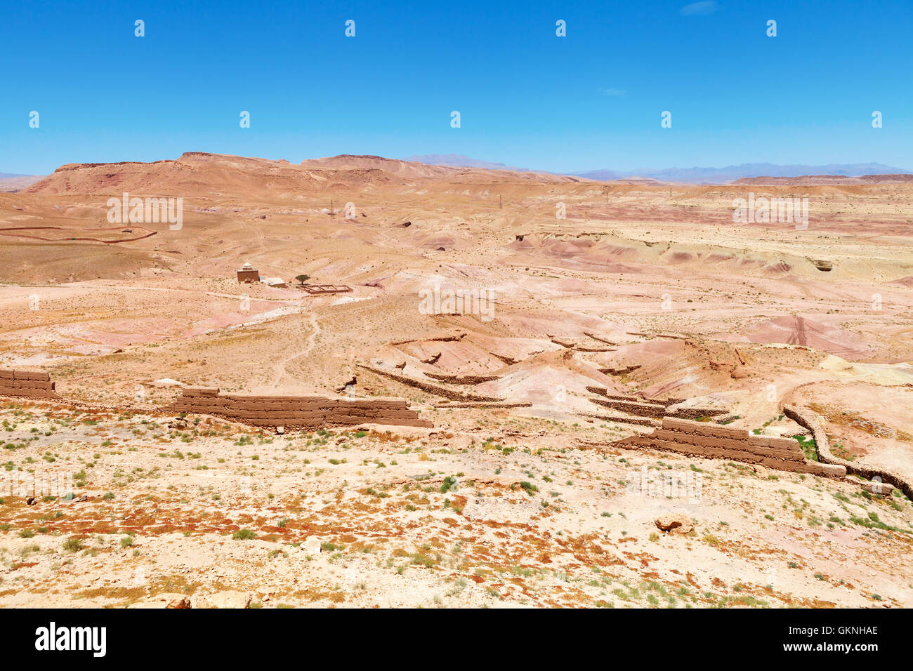 Blue sky and distant mountains hi-res stock photography and images - Alamy