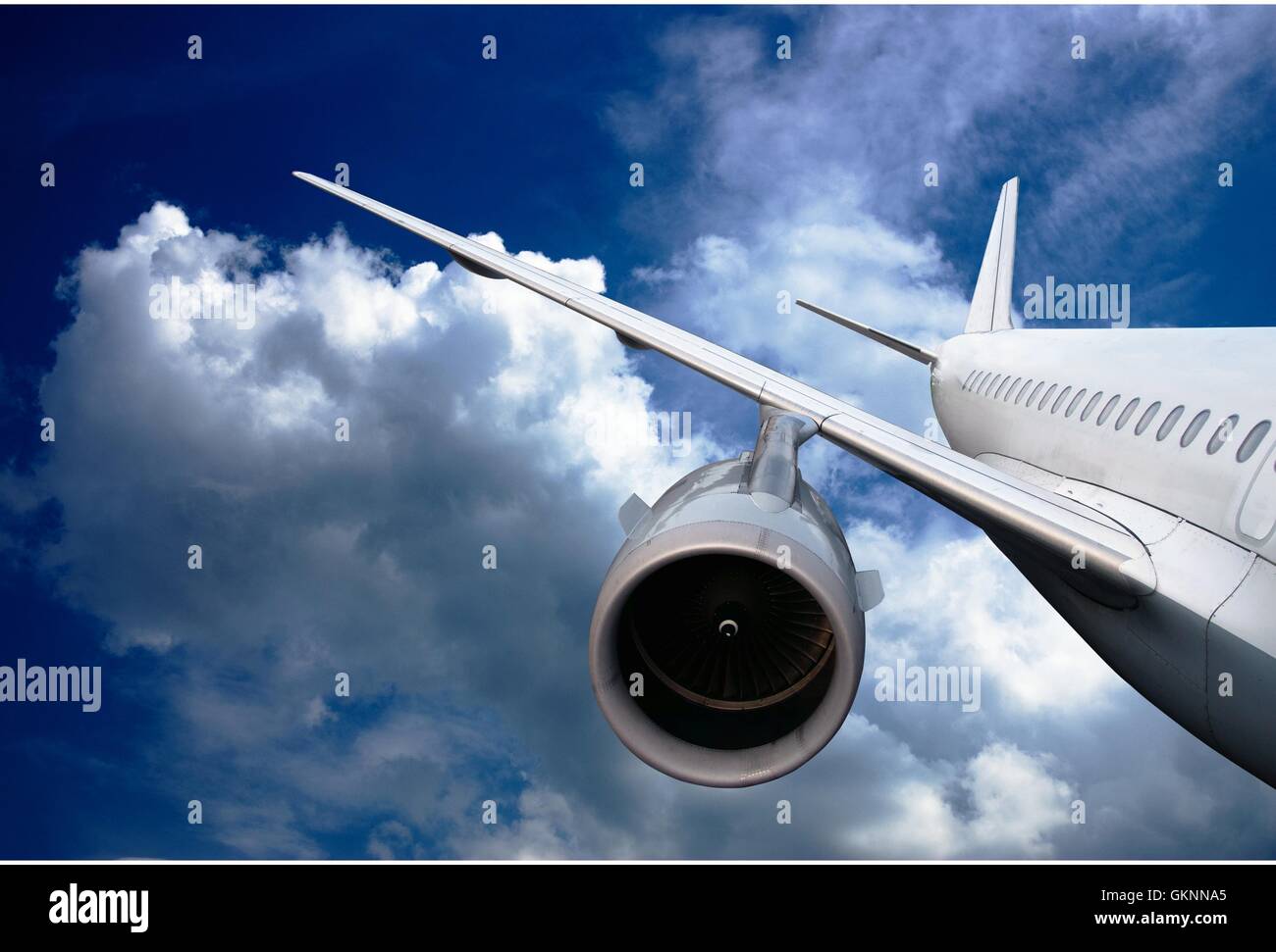 airplane flying down Stock Photo - Alamy