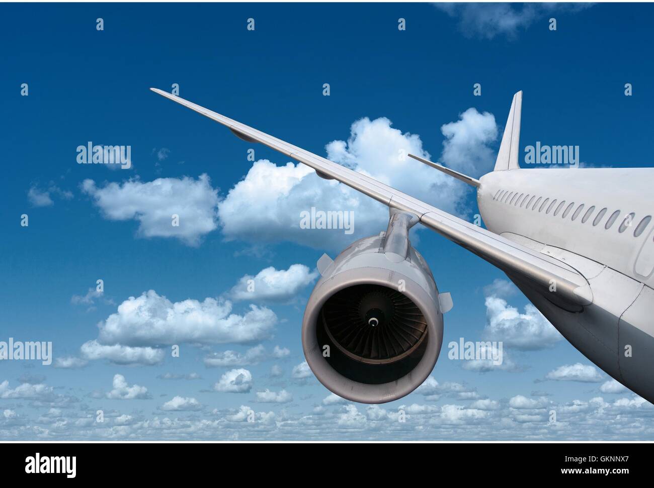 airplane flying down Stock Photo - Alamy