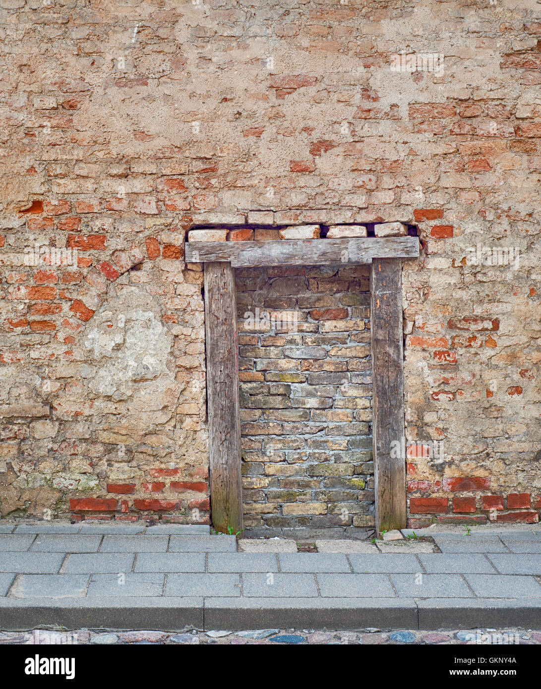 cracked brick wall with bricked up doorway Stock Photo - Alamy