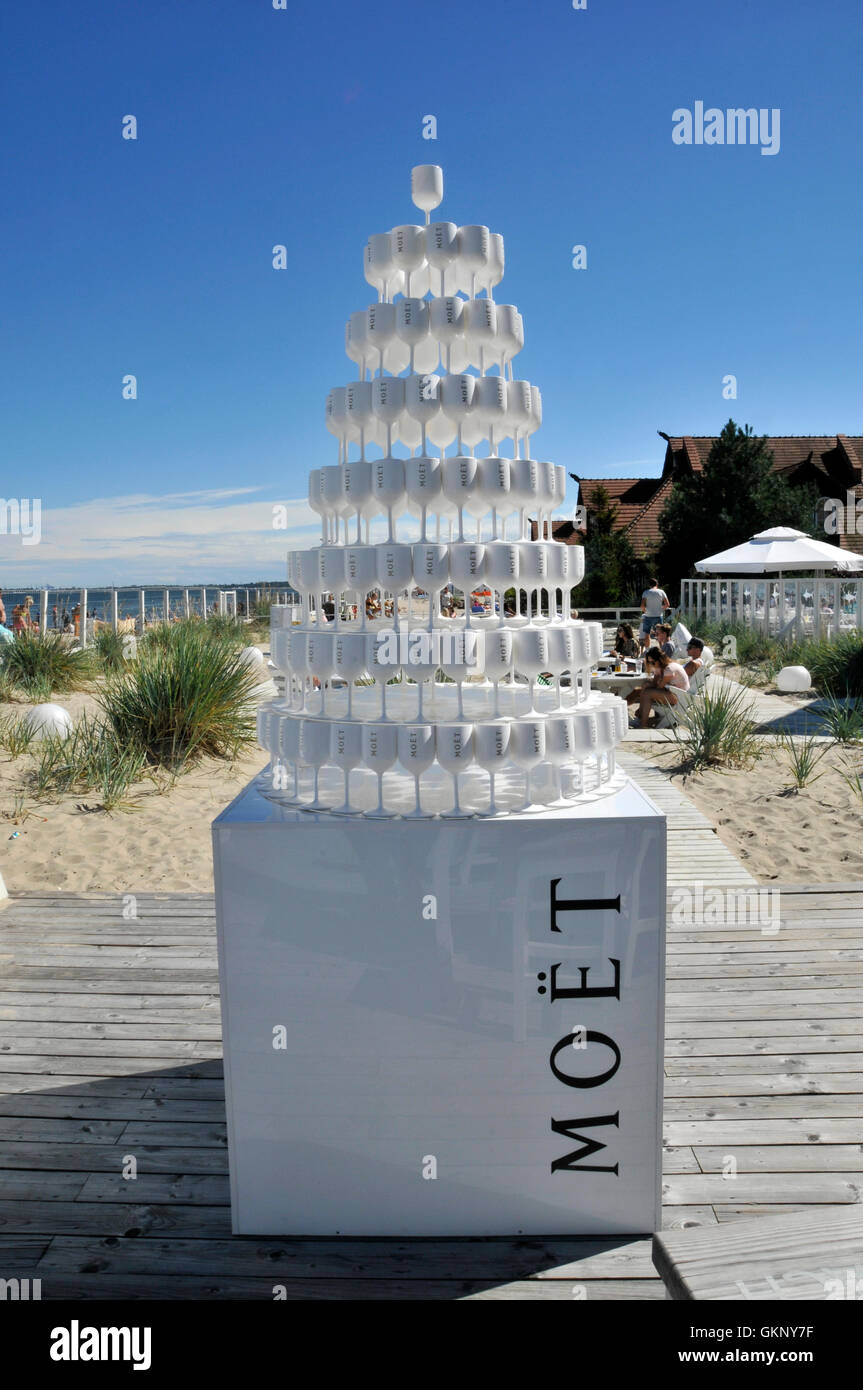 Moet champagne glasses at the beach Stock Photo - Alamy