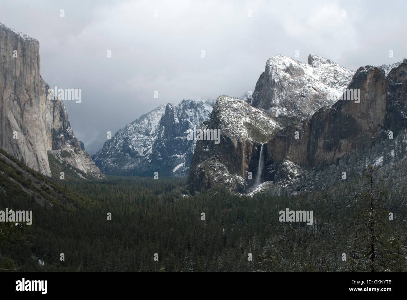 Snow covered peaks in Yosemite National Park, California Stock Photo ...