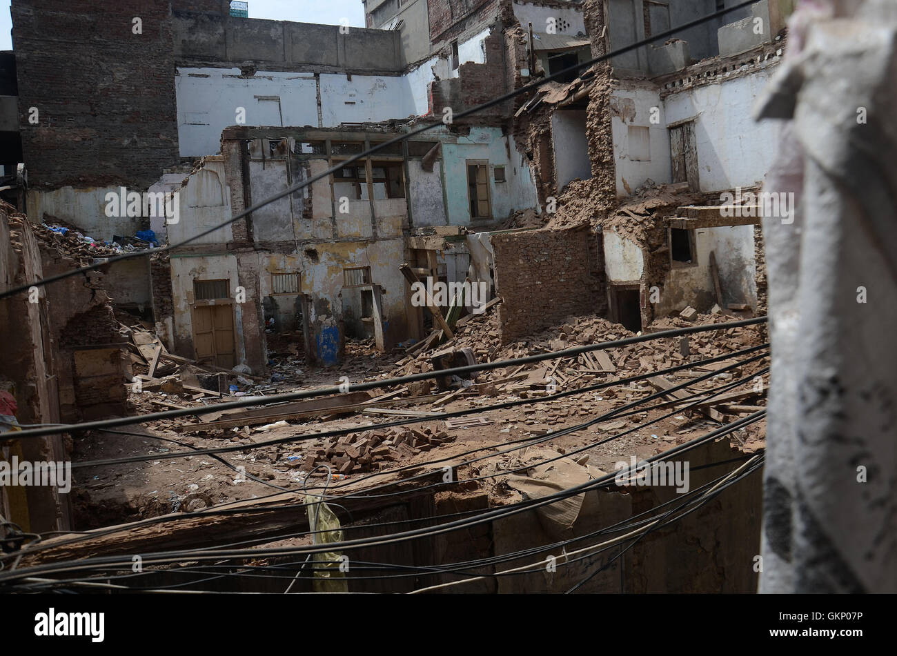 Lahore, Pakistan. 21st Aug, 2016. A view of the old building collapsed ...