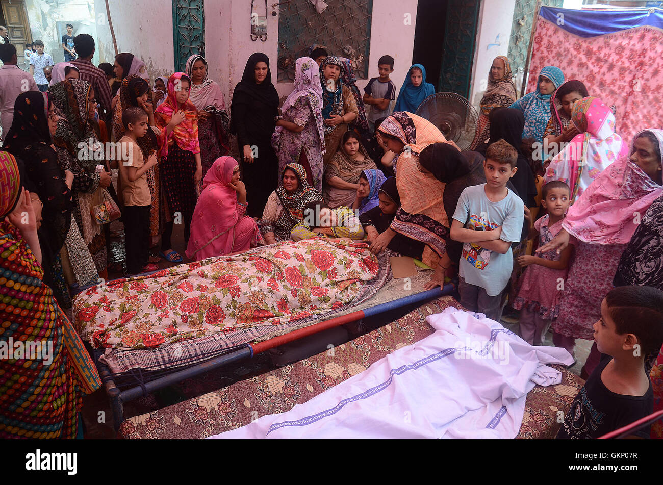 Lahore, Pakistan. 21st Aug, 2016. (Editor's Note: Image depicts death ...