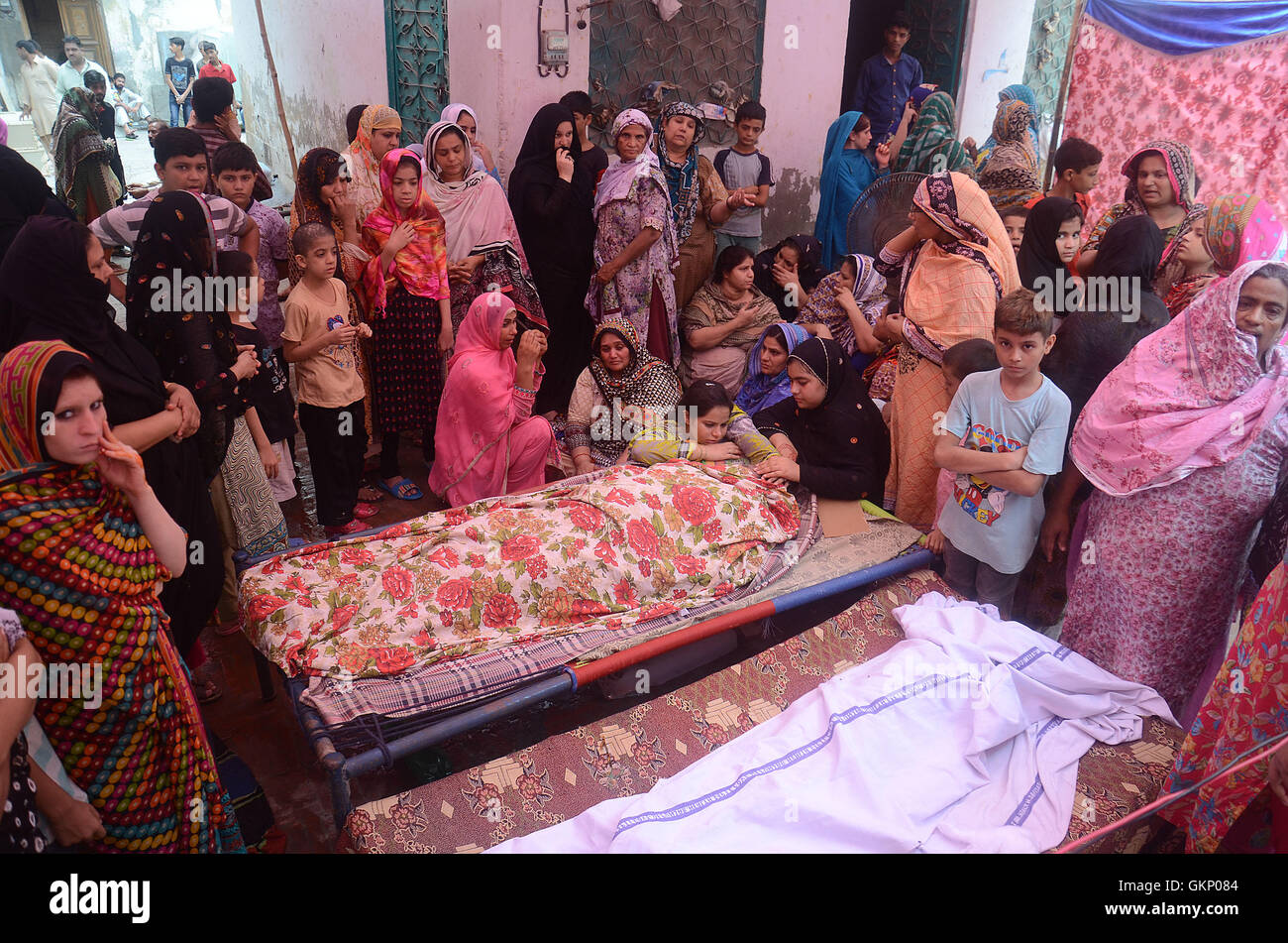Lahore, Pakistan. 21st Aug, 2016. (Editor's Note: Image depicts death ...