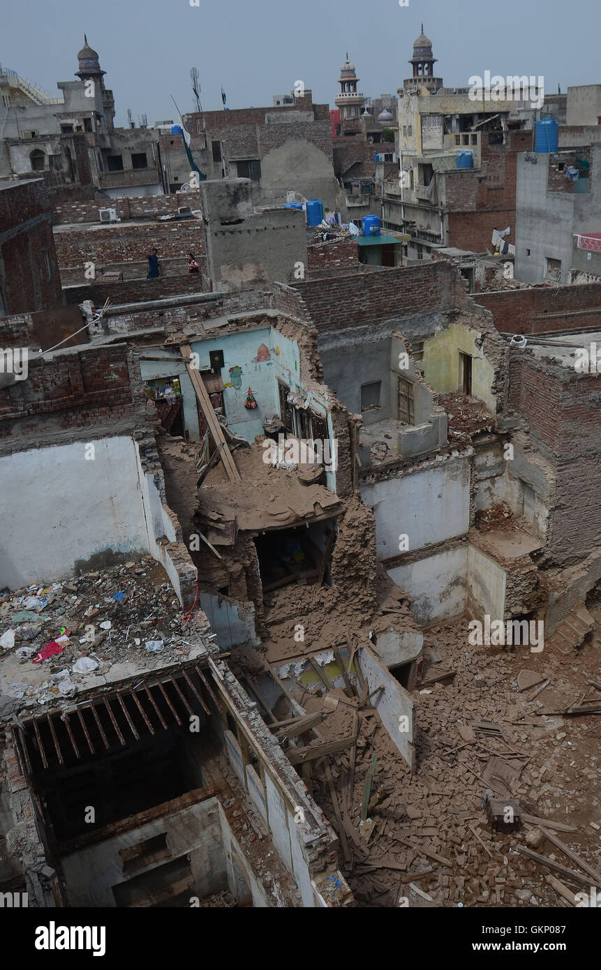 Lahore, Pakistan. 21st Aug, 2016. A view of the old building collapsed ...