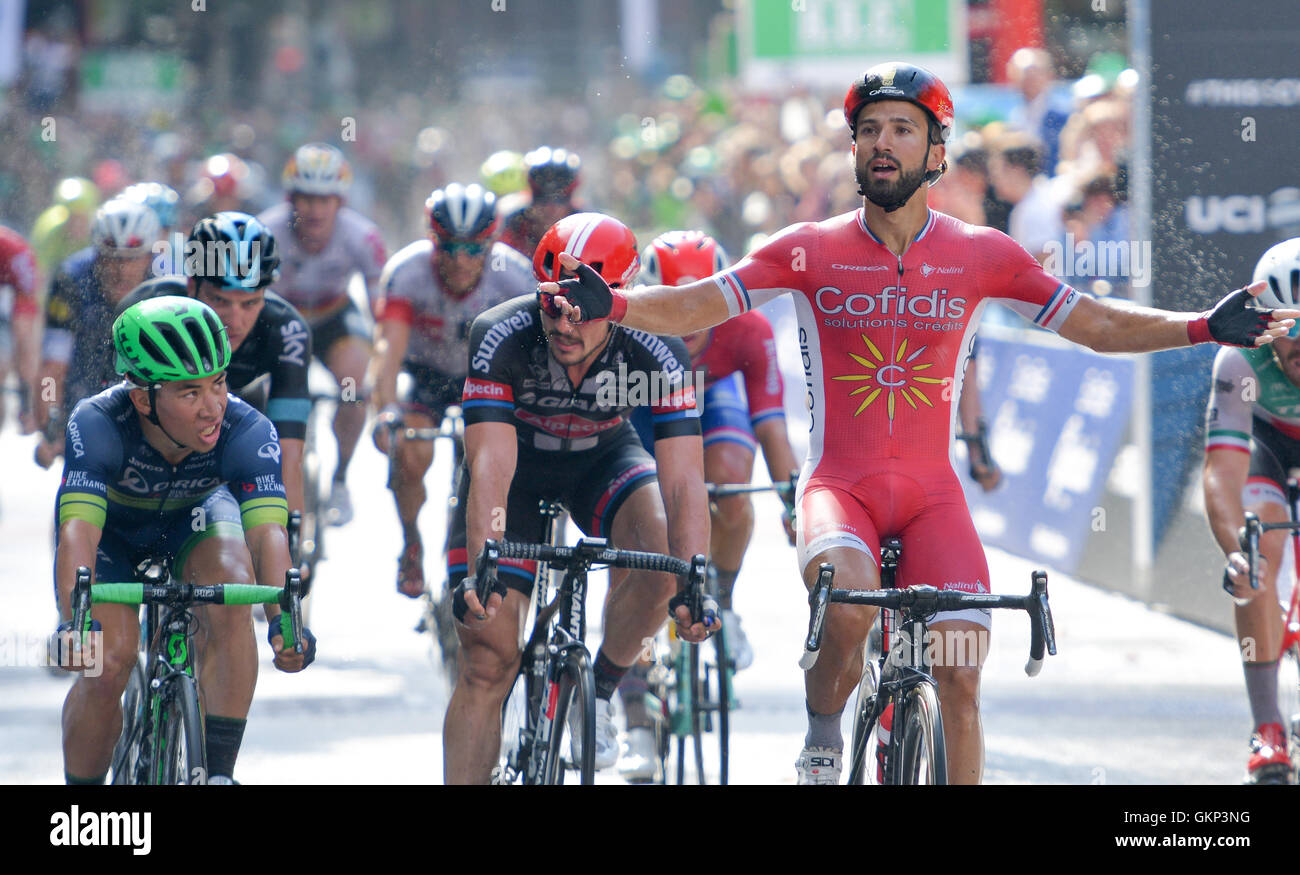 Cyclist finishing line hi-res stock photography and images - Alamy