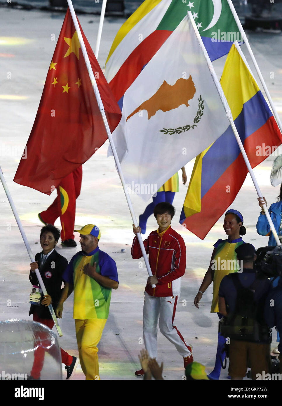 Rio De Janeiro, Brazil. 21st Aug, 2016. Ding Ning (C), the flag bearer ...