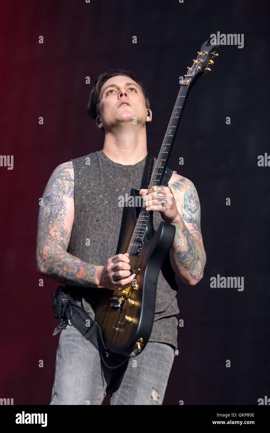 Synyster gates hi-res stock photography and images - Alamy