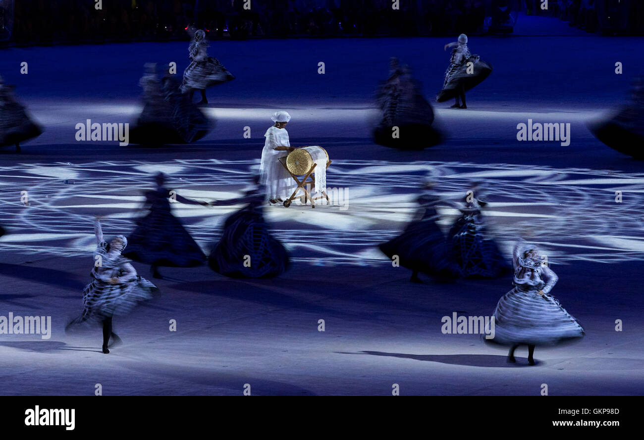 Performers closing ceremony olympic stadium hi-res stock photography ...