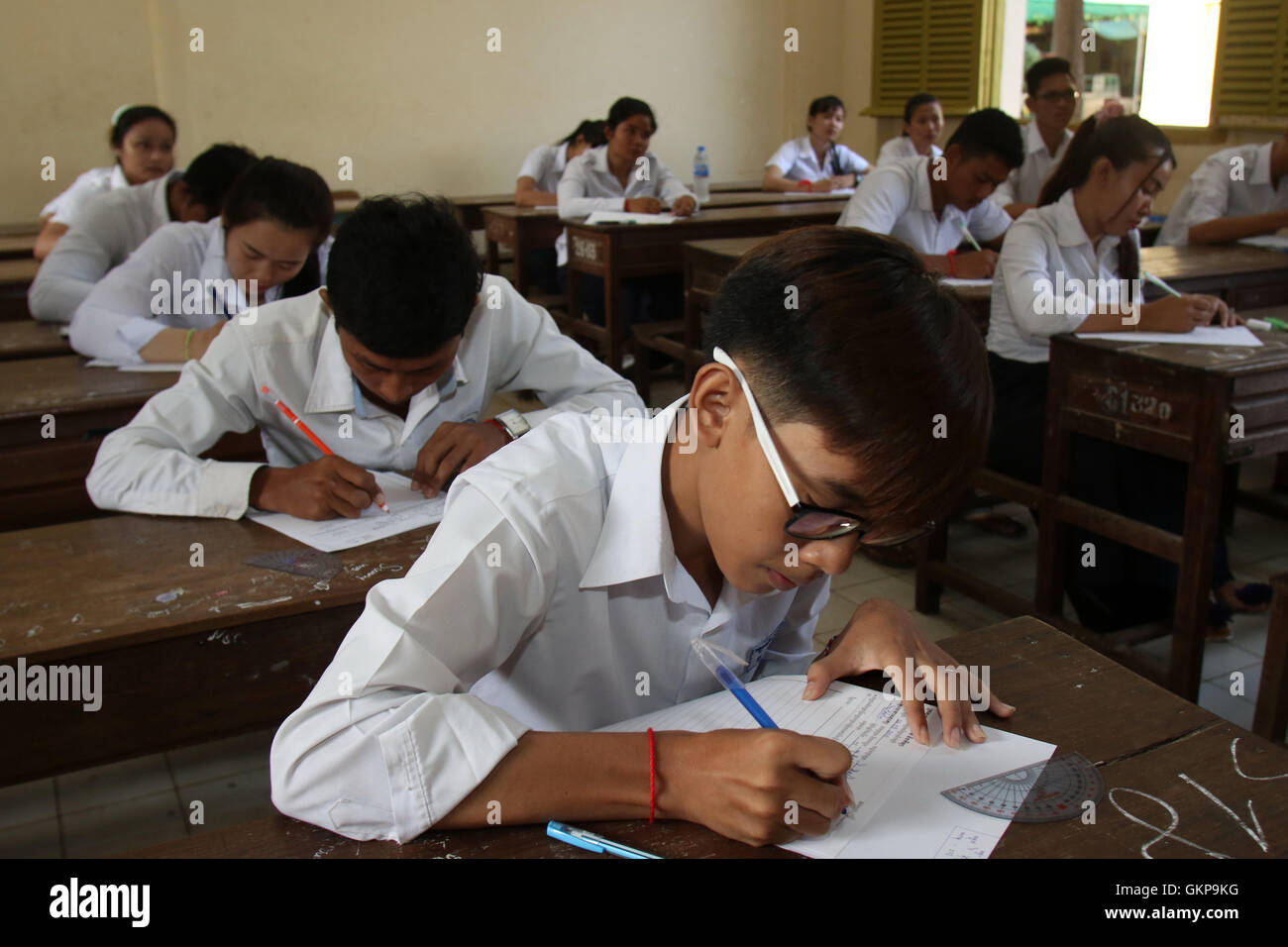 Phnom Penh, Cambodia. 22nd Aug, 2016. Cambodian high school students ...