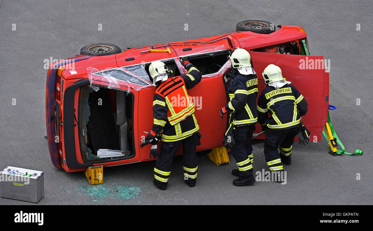 Jena, Germany. 22nd Aug, 2016. Firefighters are in operation after a ...