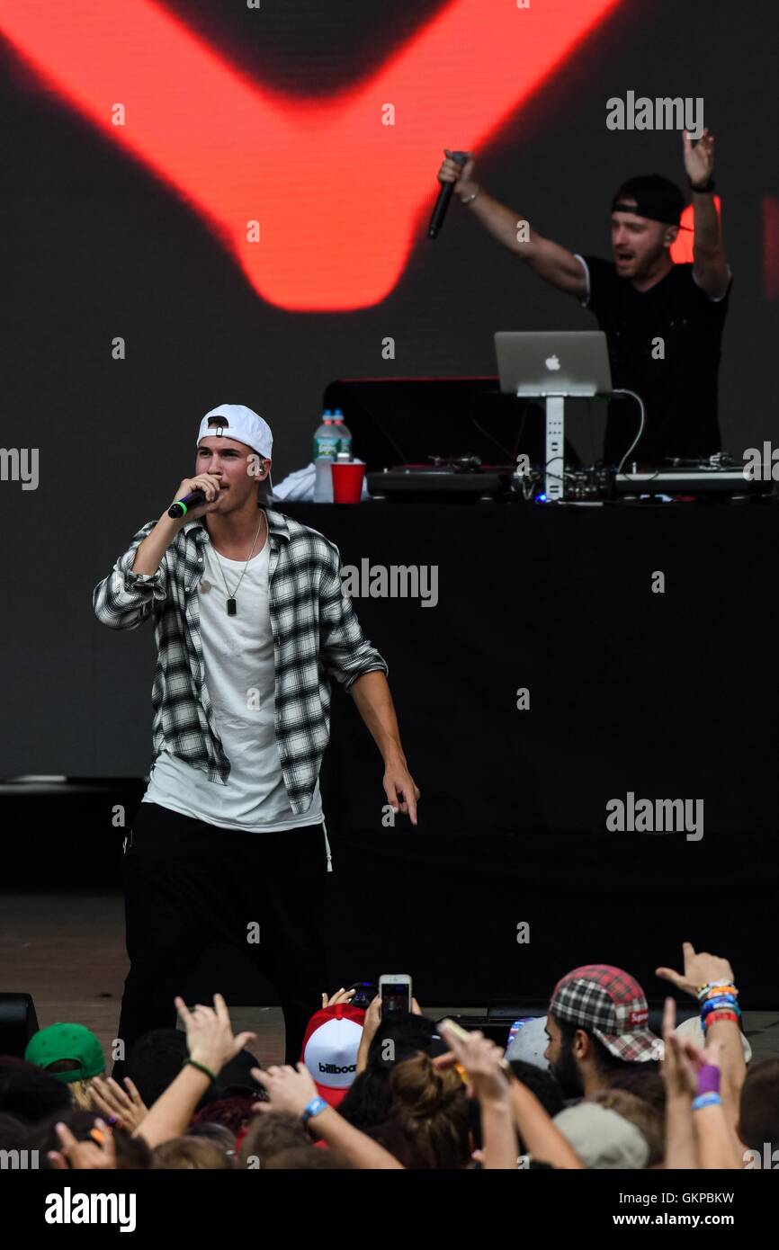 Caleb Shapiro, Rob Resnick, Timeflies on stage for 2016 Billboard's Hot ...