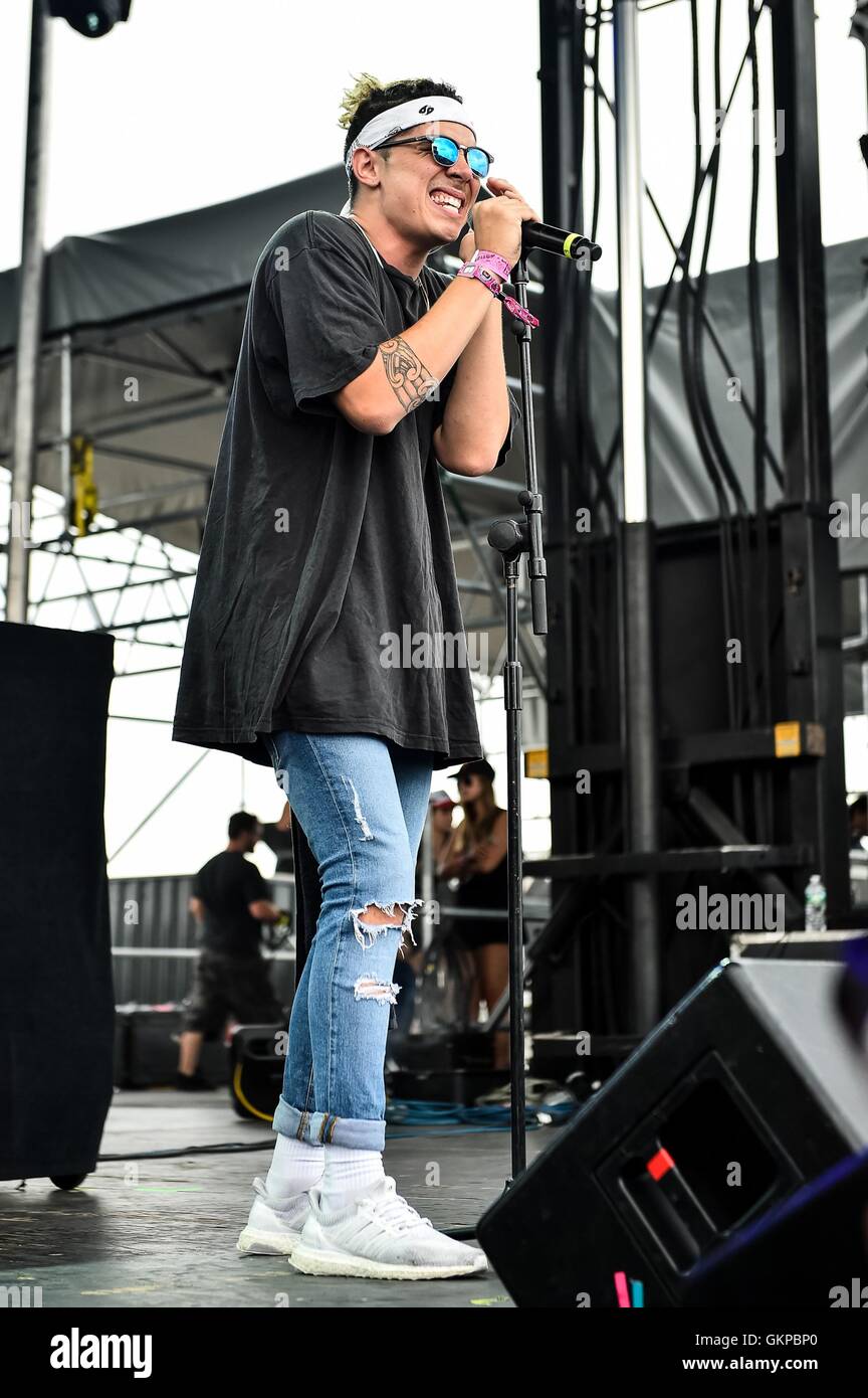 Wantagh, NY, USA. 21st Aug, 2016. William Singe on stage for 2016 ...