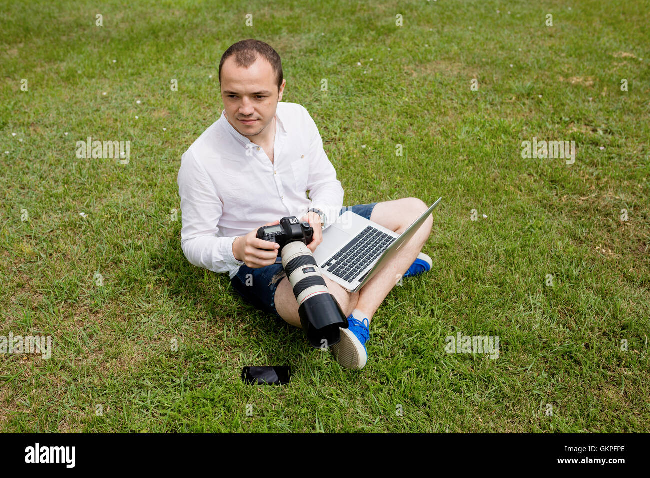 photographer working on a laptop outdoors Stock Photo - Alamy