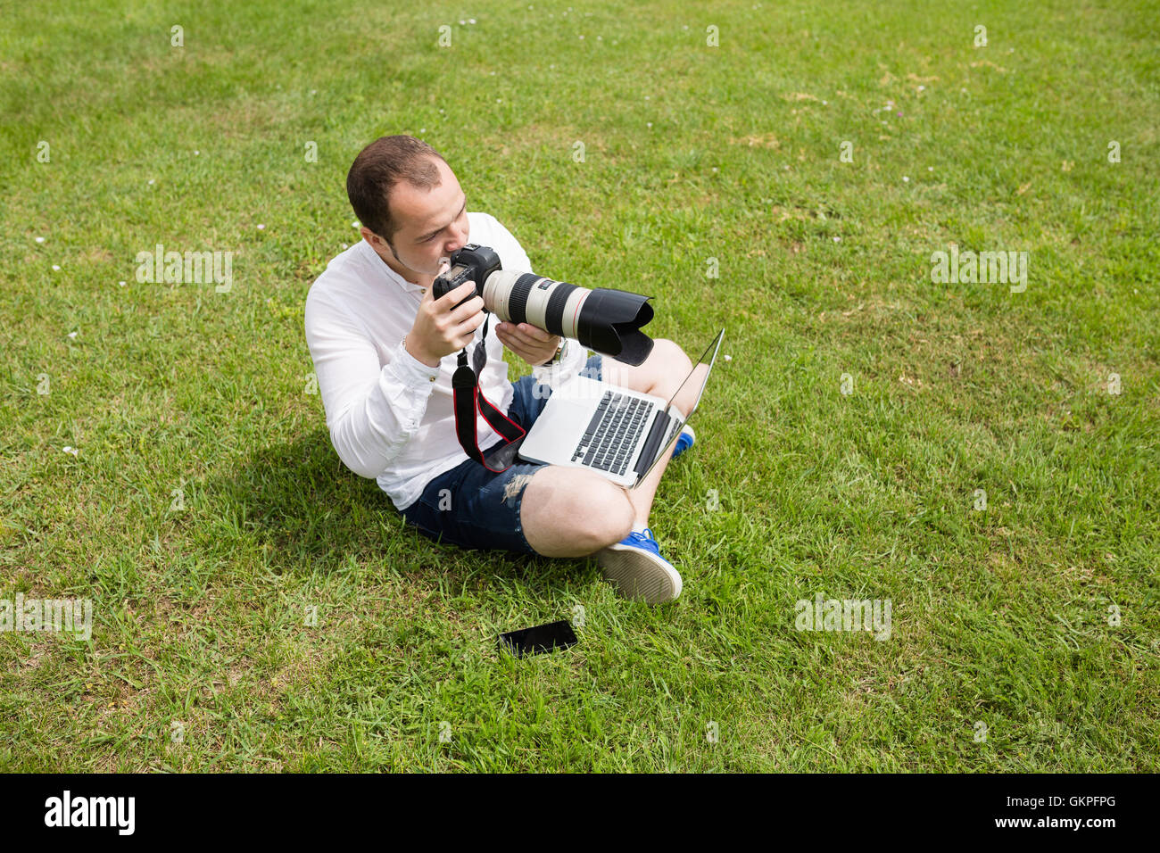 photographer working on a laptop outdoors Stock Photo - Alamy
