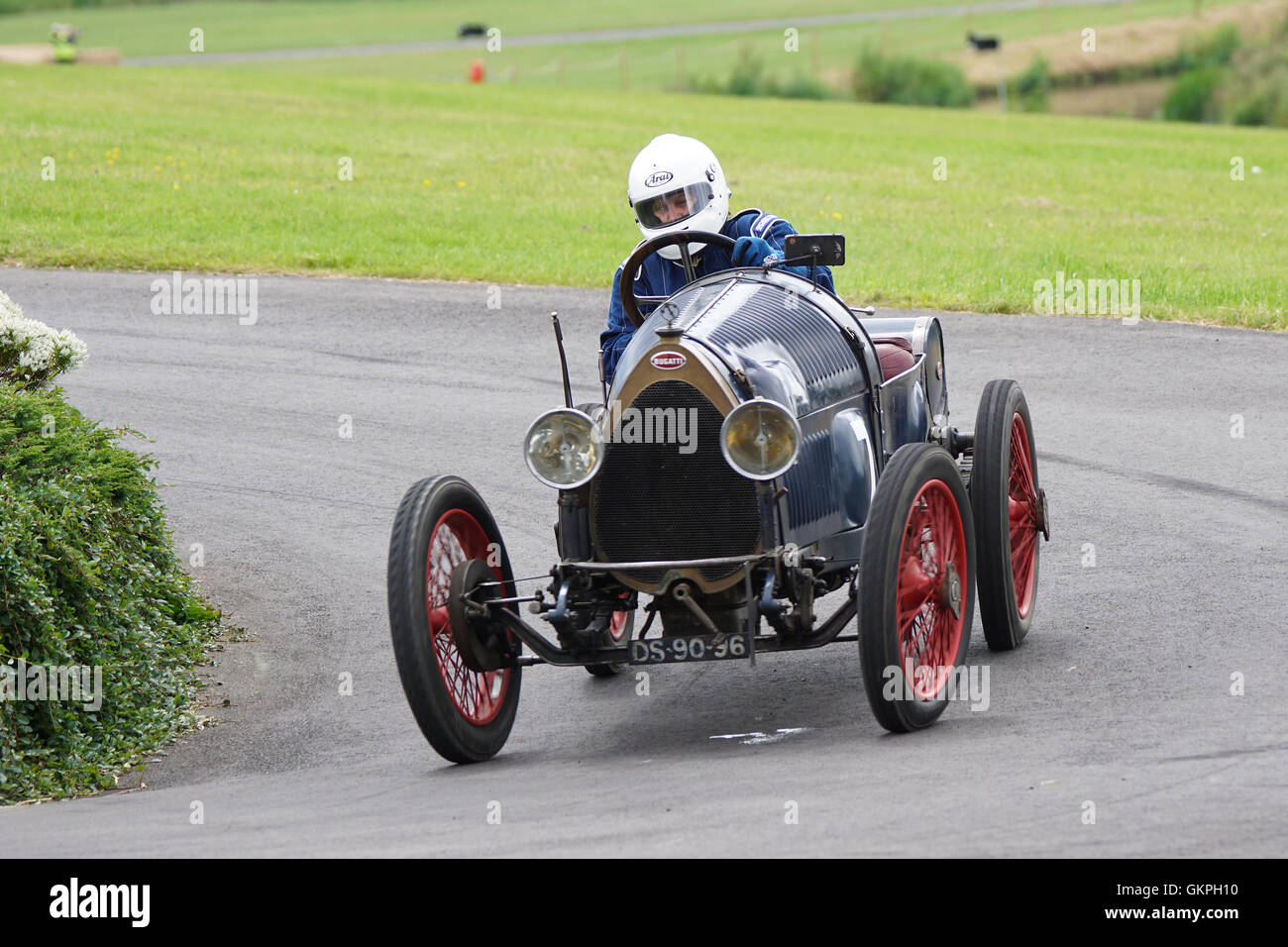 Sarah Owen throws her 1923 Bugatti T13 Brescia into the roundabout at ...